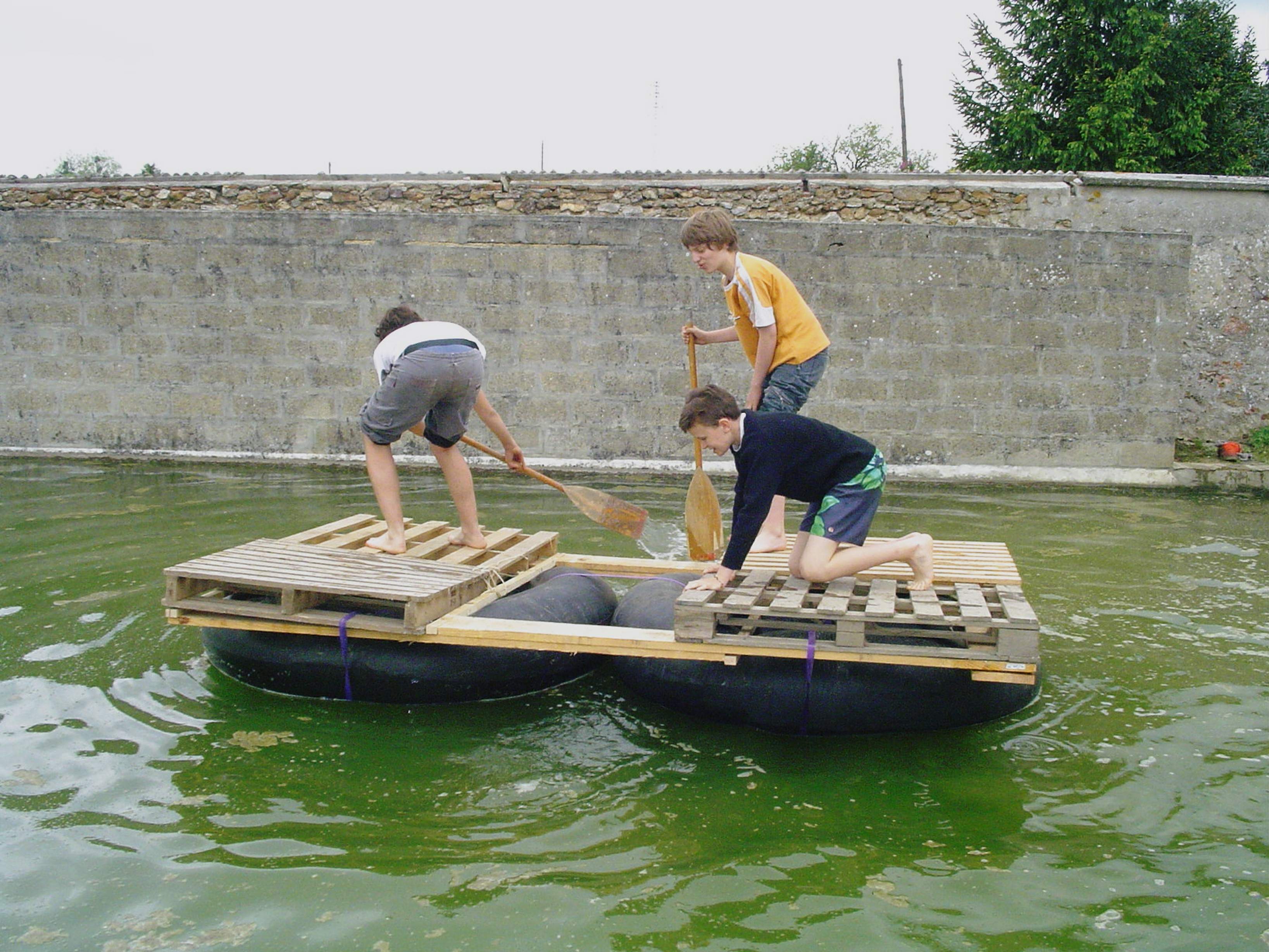 La troupe de Château-Thierry en radeaux — LaToileScoute